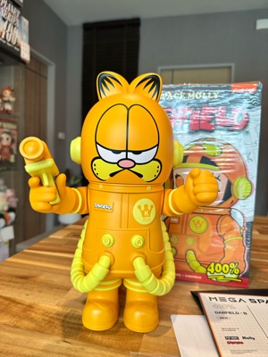 Pop Mart MEGA SPACE MOLLY Garfield 400% Type A | SASOM Pop Mart MEGA SPACE MOLLY Garfield 400% Type A | SASOM