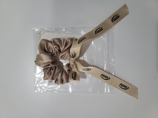 ช้อป Emis Satin Ribbon Scrunchie Beigeของแท้ที่ SASOM